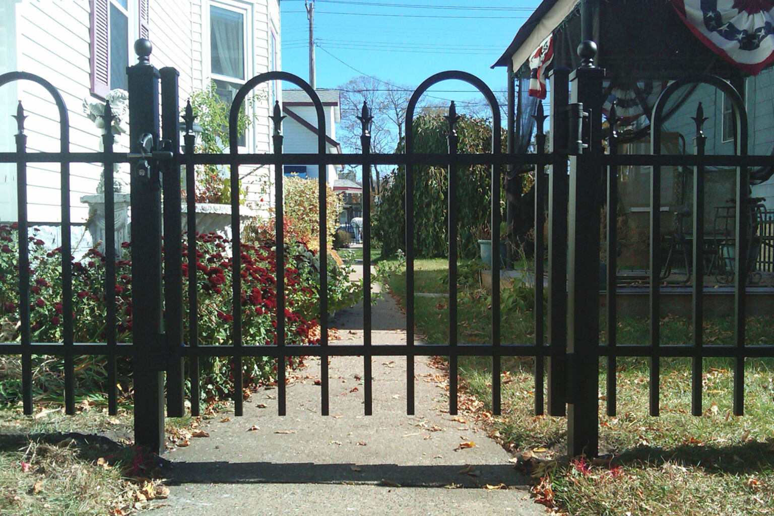 CourtYard Arched Picket Top Fencing | Digger Fencing
